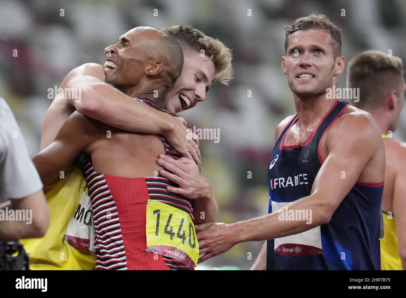 Le canadien Damian Warner coupe la médaille de bronze Ashley Moloney, d ...