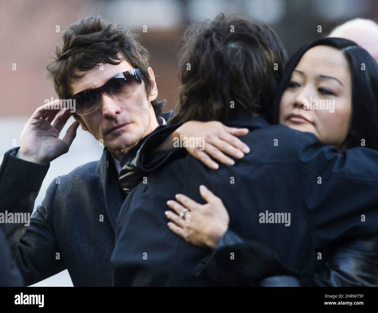 Le chanteur principal de platine Blonde Mark Holmes, à gauche, arrive ...