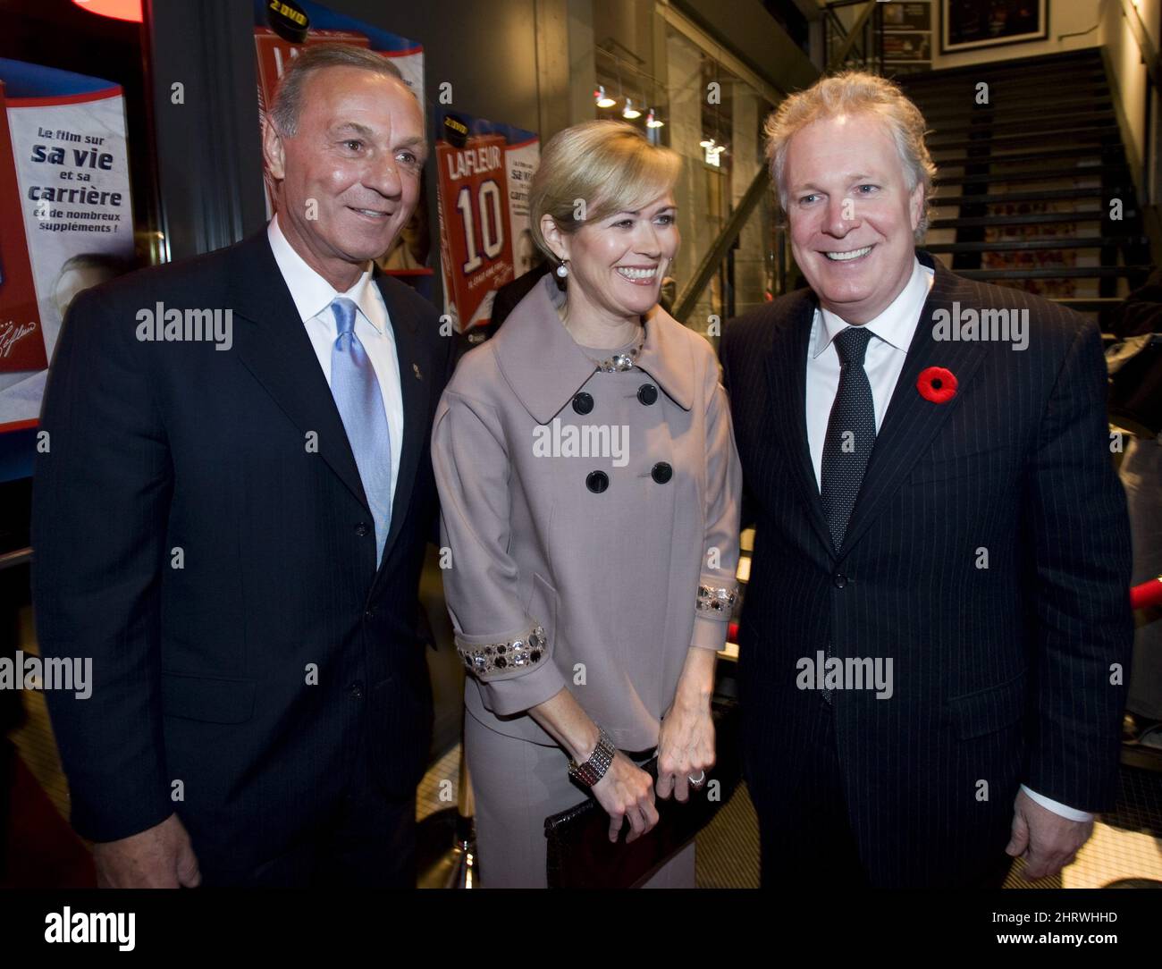 La légende du hockey Guy Lafleur pose une photo avec le premier ...