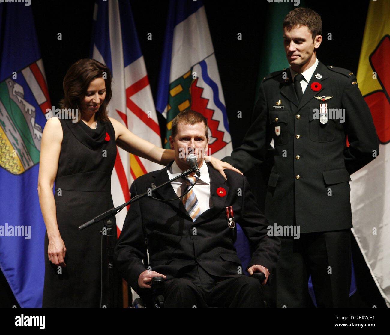 Le soldat canadien Trevor Greene, au centre, qui a été blessé lors d ...