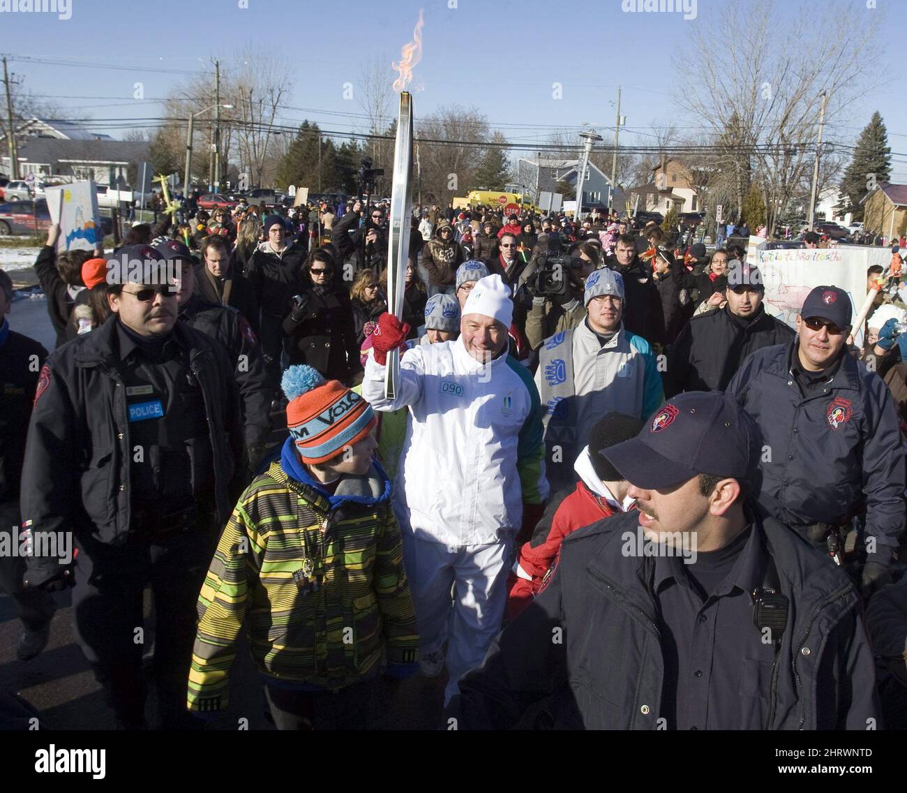 Alwyn Morris, médaillé d'or olympique de 1984, est entouré par la ...