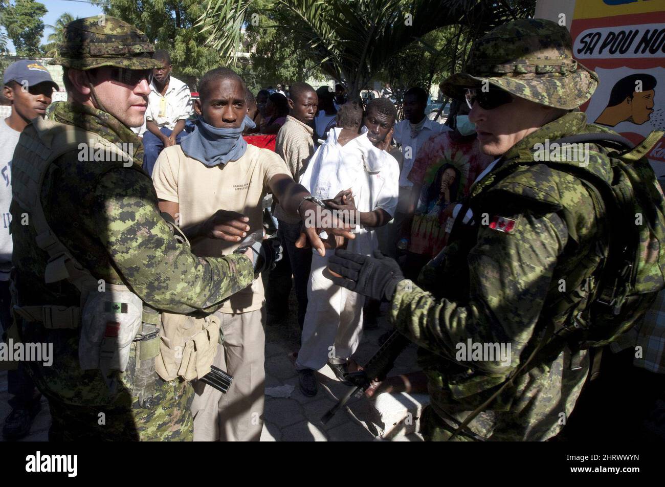 Le Cplc Jeremy Pinchin des Forces canadiennes (à gauche) et le Sdt Doug ...