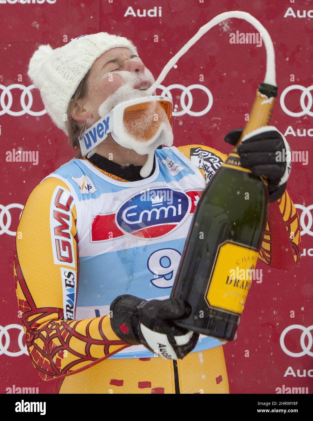 DOSSIER--la skieuse canadienne Emily Brydon célèbre sa deuxième place ...