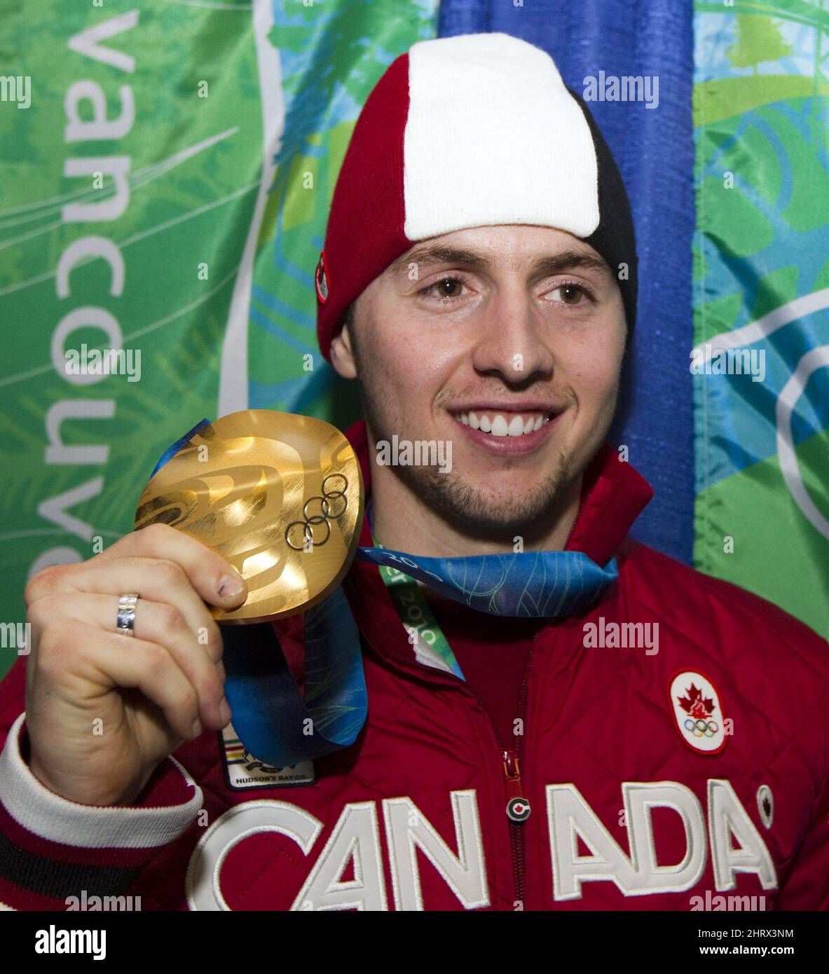 Alexandre Bilodeau, du Canada, tient sa médaille d'or après la ...