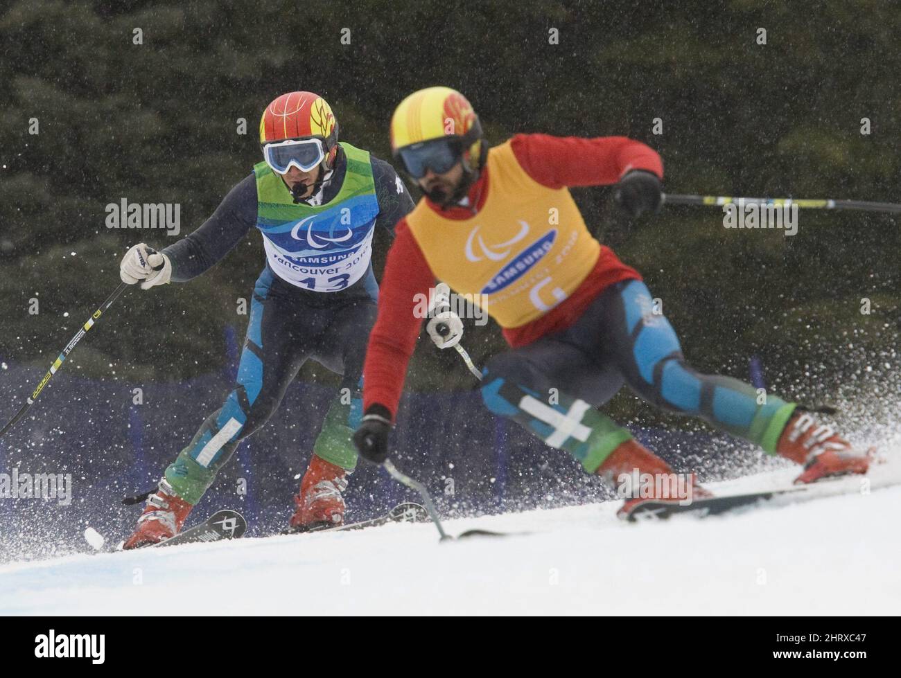 Jon Santacana Maiztegui, de l'Espagne, et son guied Miguel Galindo Garces ski dans le slalom ...
