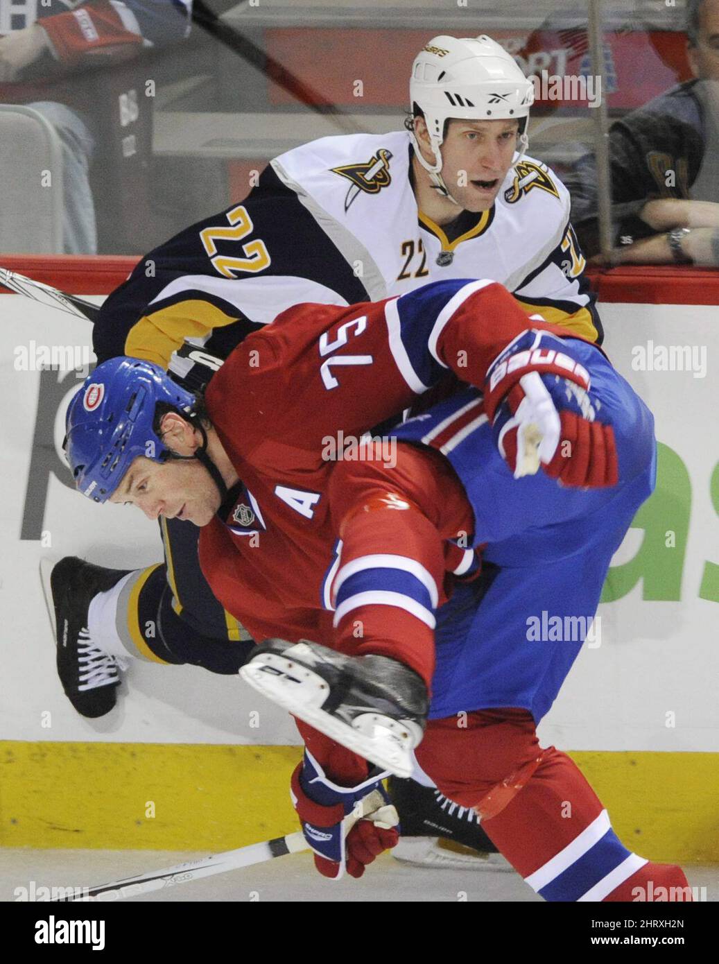 Hal Gill (75) des Canadiens de Montréal est entré en collision avec ...