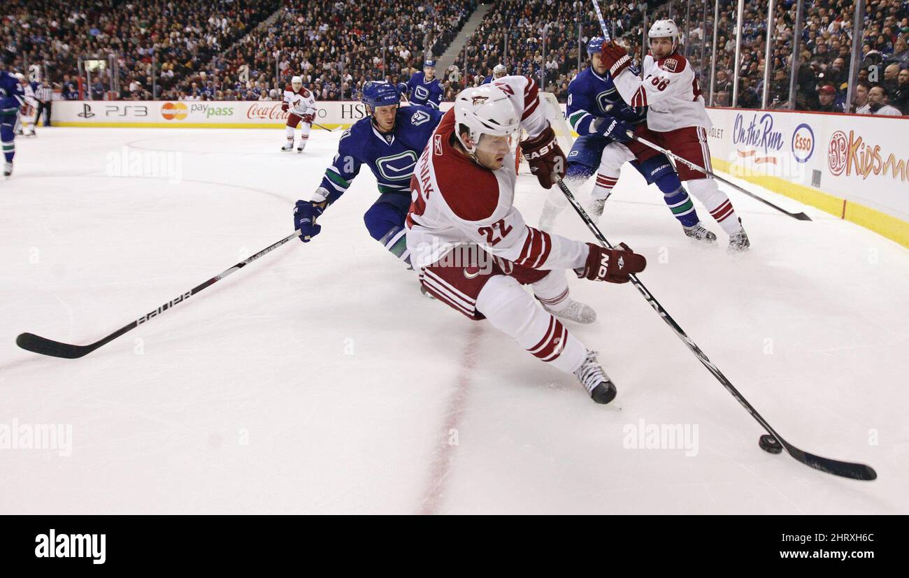 Lee Stempniak, 22 ans, de Phoenix Coyotes joue le palet en étant chassé ...