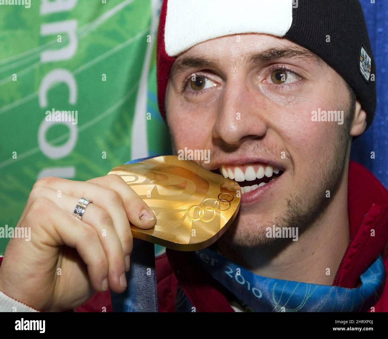 DOSSIER-- Alexandre Bilodeau, du Canada, mord sa médaille d'or lors d ...