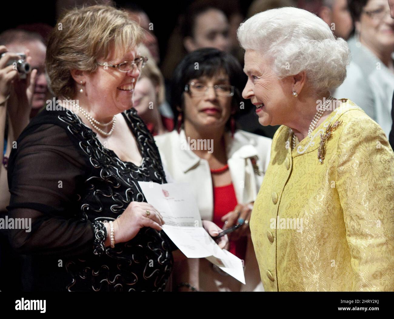 Paula Currie, de Lunenburg, N.-É., présente à la reine Elizabeth II une ...