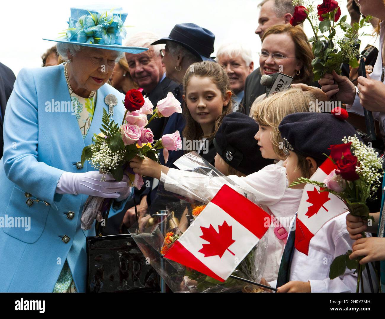 La reine Elizabeth reçoit des fleurs de Loi Maclean, 7 ans, d'Ottawa, à ...