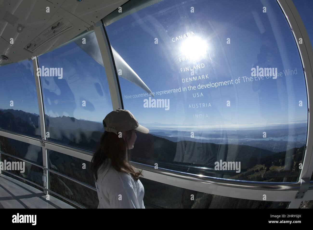 Angela Hutton regarde l'une des fenêtres de l'intérieur du module d ...