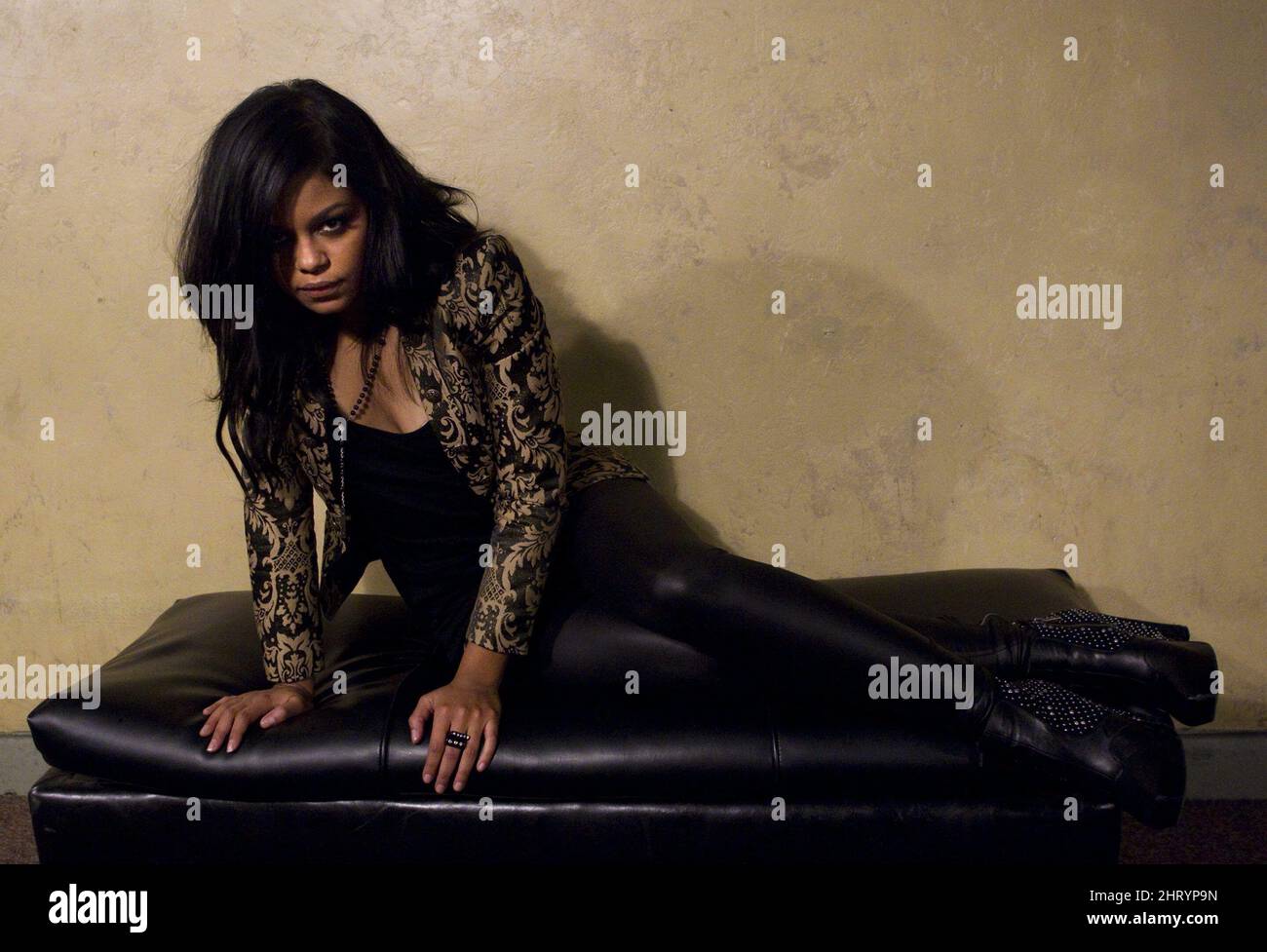 La chanteuse FeFe Dobson pose pour une photo alors qu'elle fait la ...