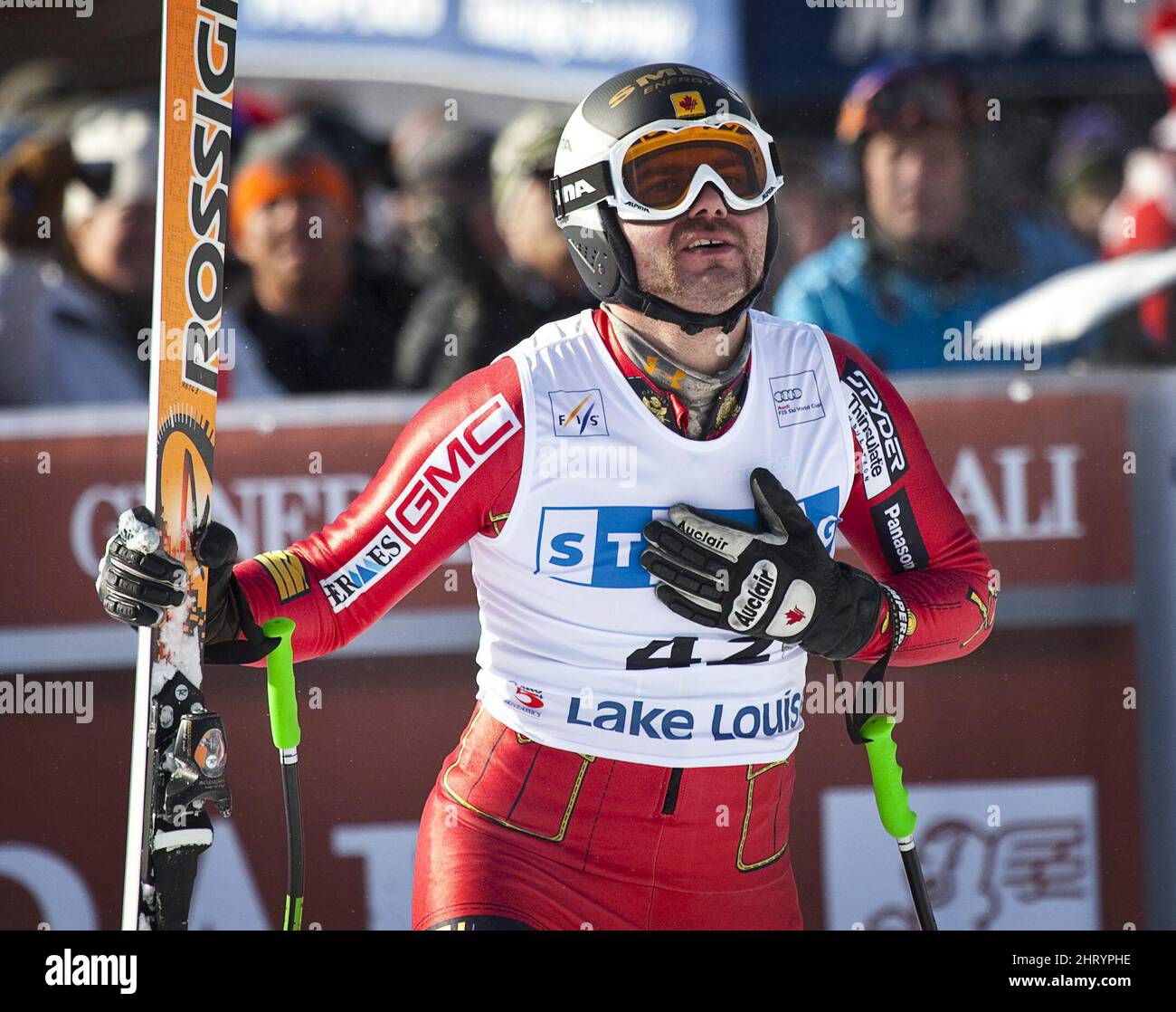 Jan Hudec, au centre, de Banff, en Alberta, réagit après avoir terminé ...