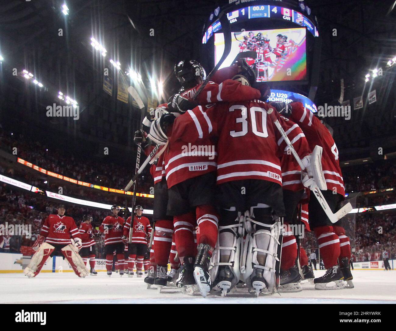 Équipe Canada félicite le gardien de but Mark Visentin (30) après avoir ...