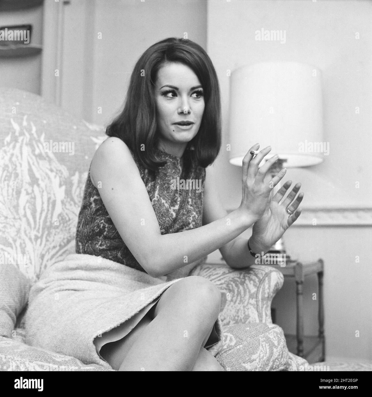 Claudine auger james bond Banque de photographies et d’images à haute ...