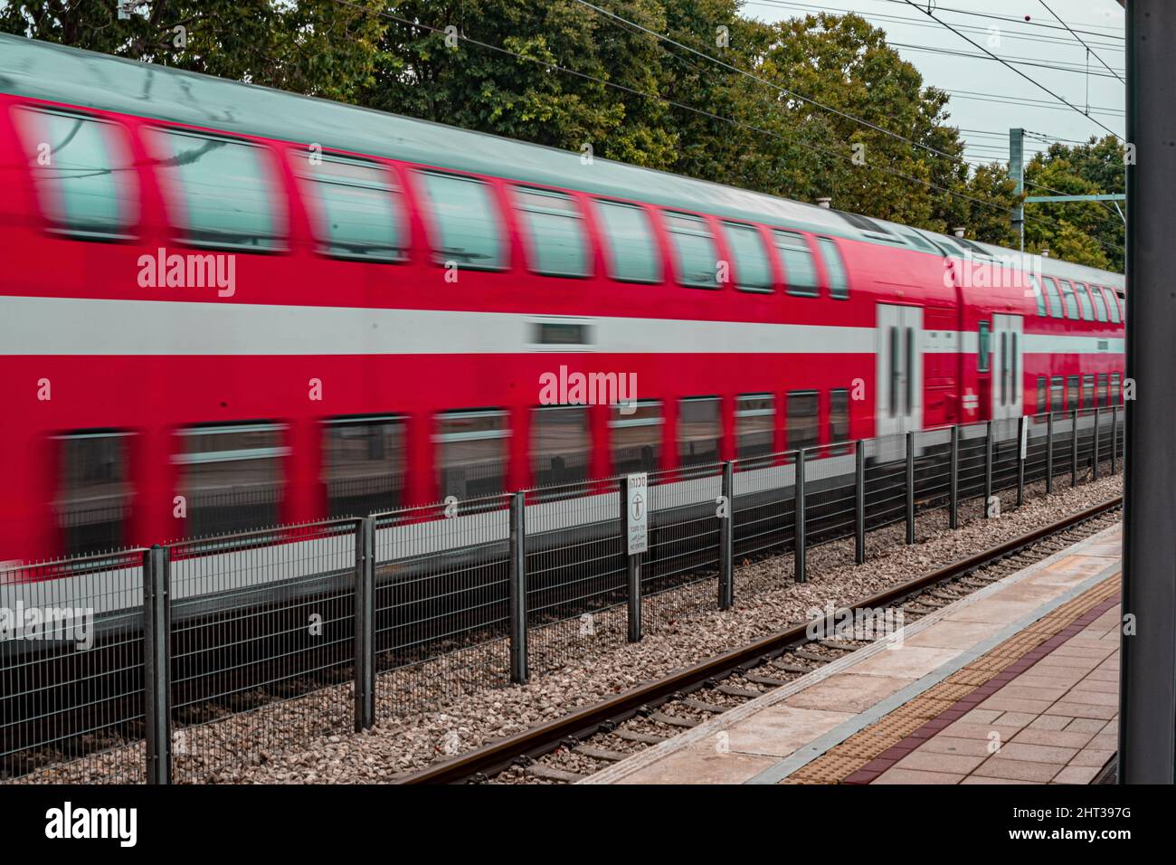 Train rapide dans une gare Banque de photographies et d’images à haute ...
