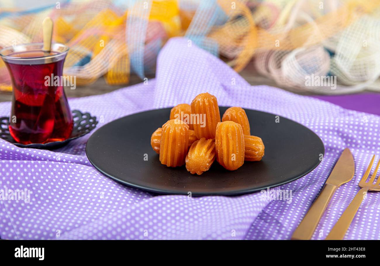 Dessert turc traditionnel tulumba, tulumba tatlisi dans une assiette ...