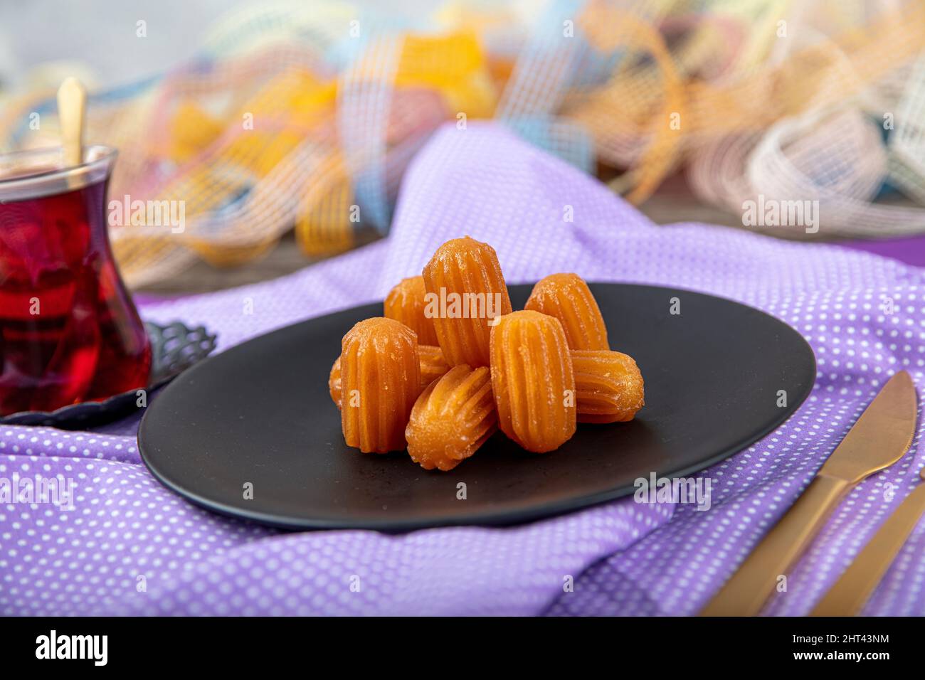 Dessert turc traditionnel tulumba, tulumba tatlisi dans une assiette ...