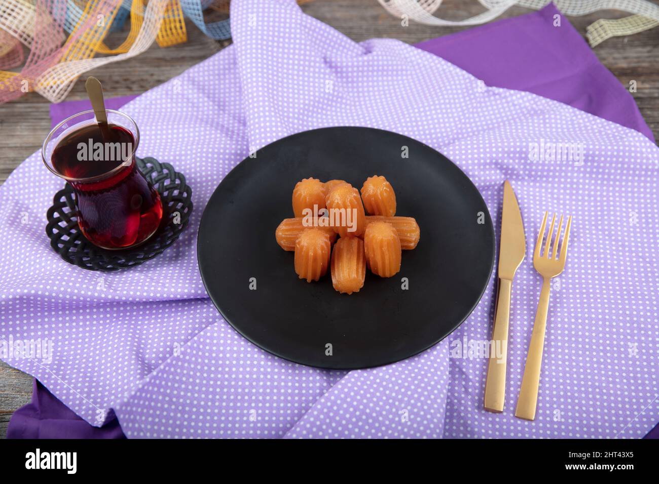Dessert turc traditionnel tulumba, tulumba tatlisi dans une assiette ...