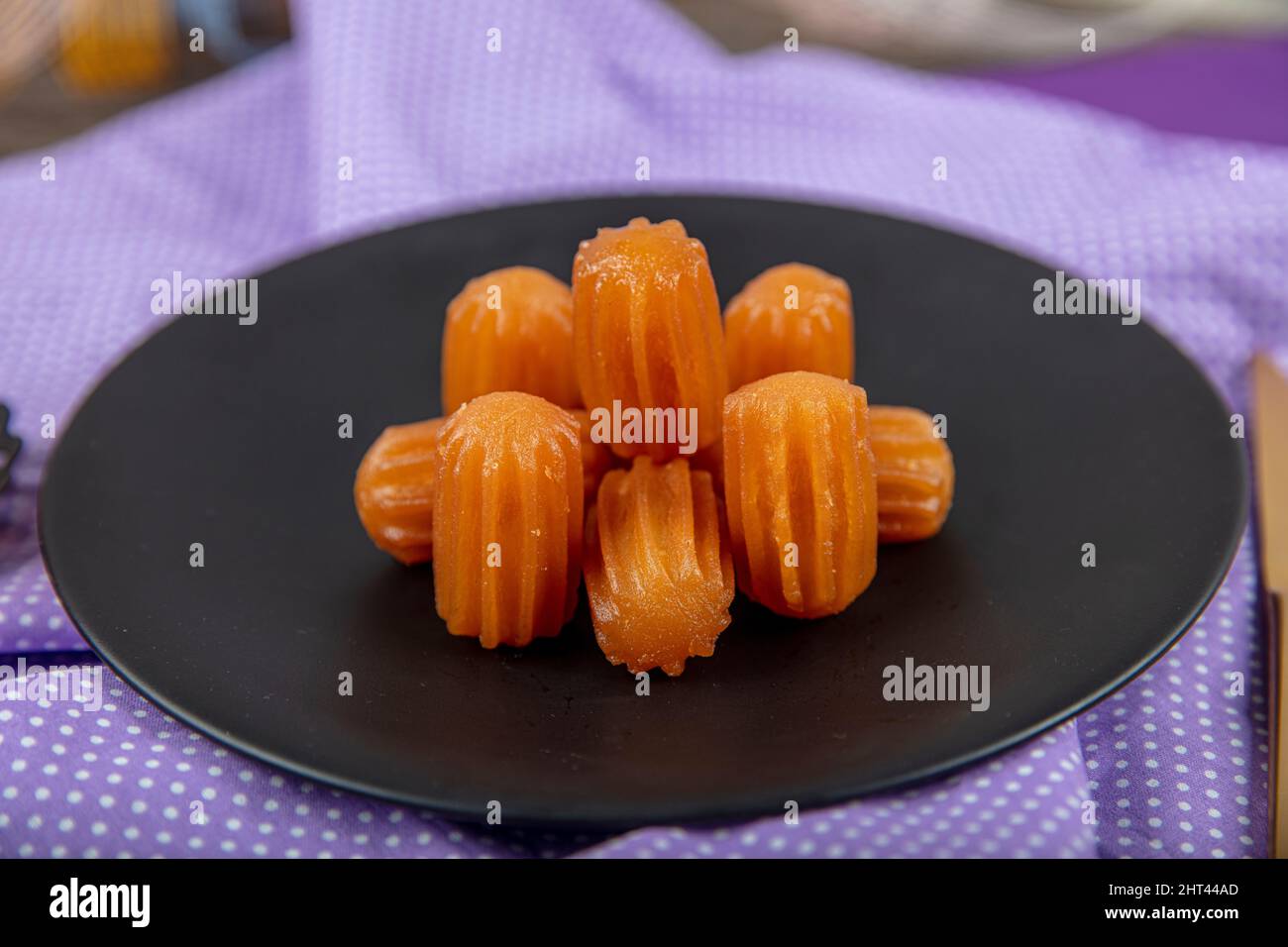 Dessert turc traditionnel tulumba, tulumba tatlisi dans une assiette ...