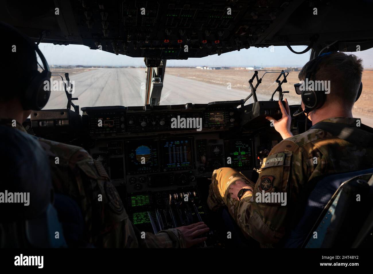 Eric Pham, capitaine de la US Air Force, à gauche, et Dane Butler ...