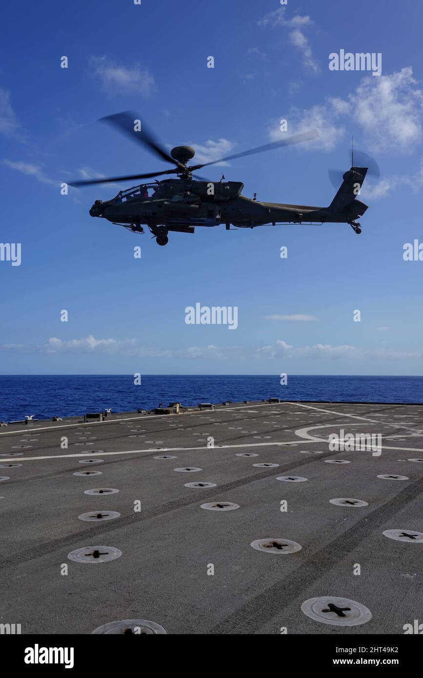 OCÉAN PACIFIQUE (fév 18, 2022) une armée AH-64 Apache Longbow, attachée ...