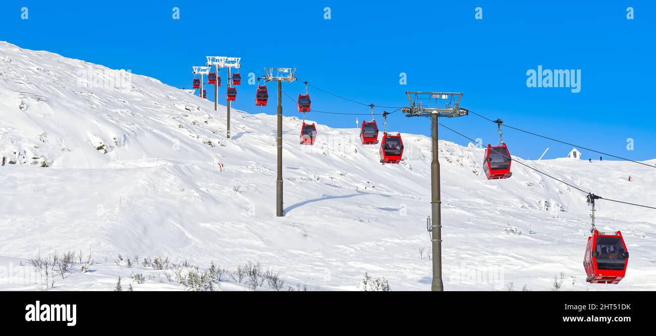 Téléphérique rouge dans une station de ski des Alpes. Funiculaire en ...
