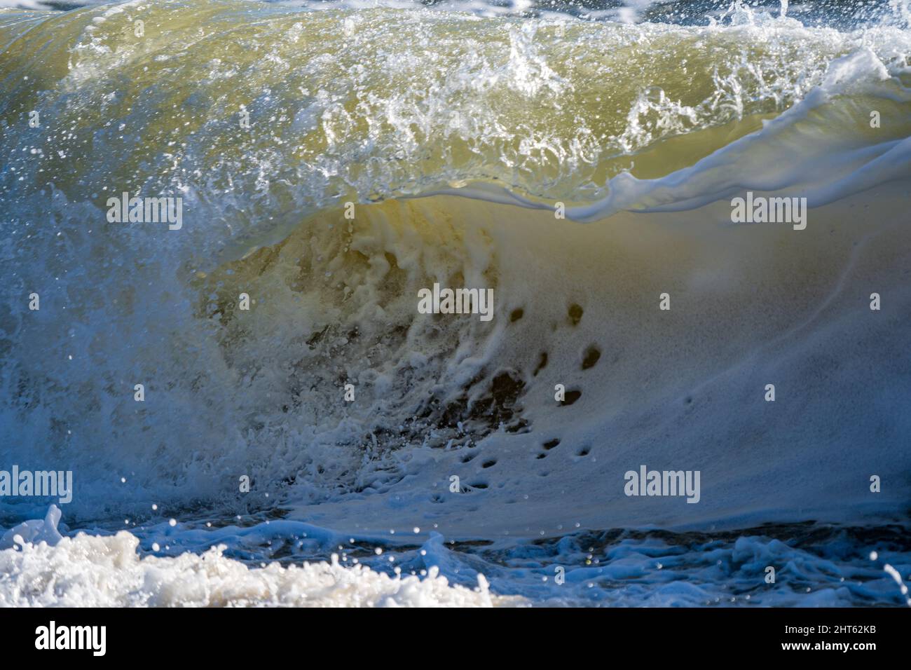 Vagues roulant sur la plage Banque de photographies et d’images à haute ...