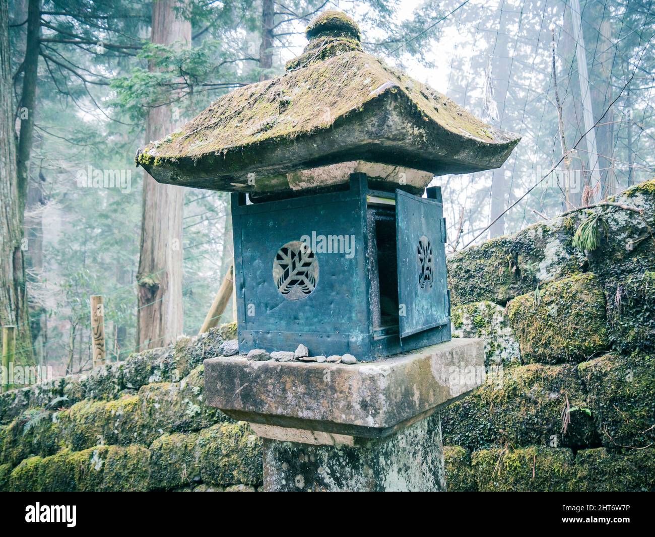 Mousse japonaise lanterne nikko Banque de photographies et d’images à ...