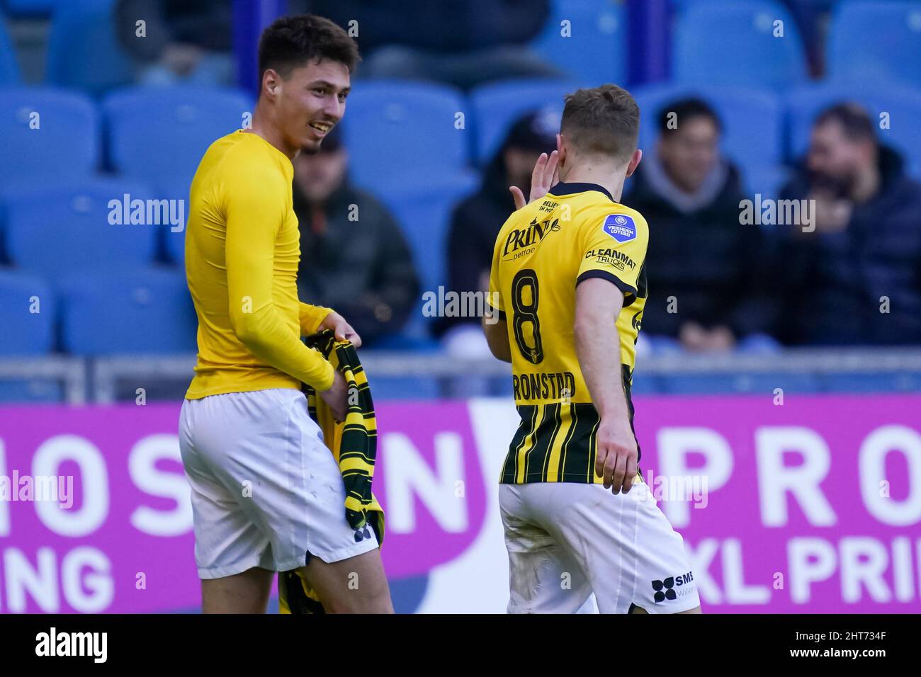 ARNHEM, PAYS-BAS - FÉVRIER 27 : Dominik Oroz de vitesse fête ses côtés ...