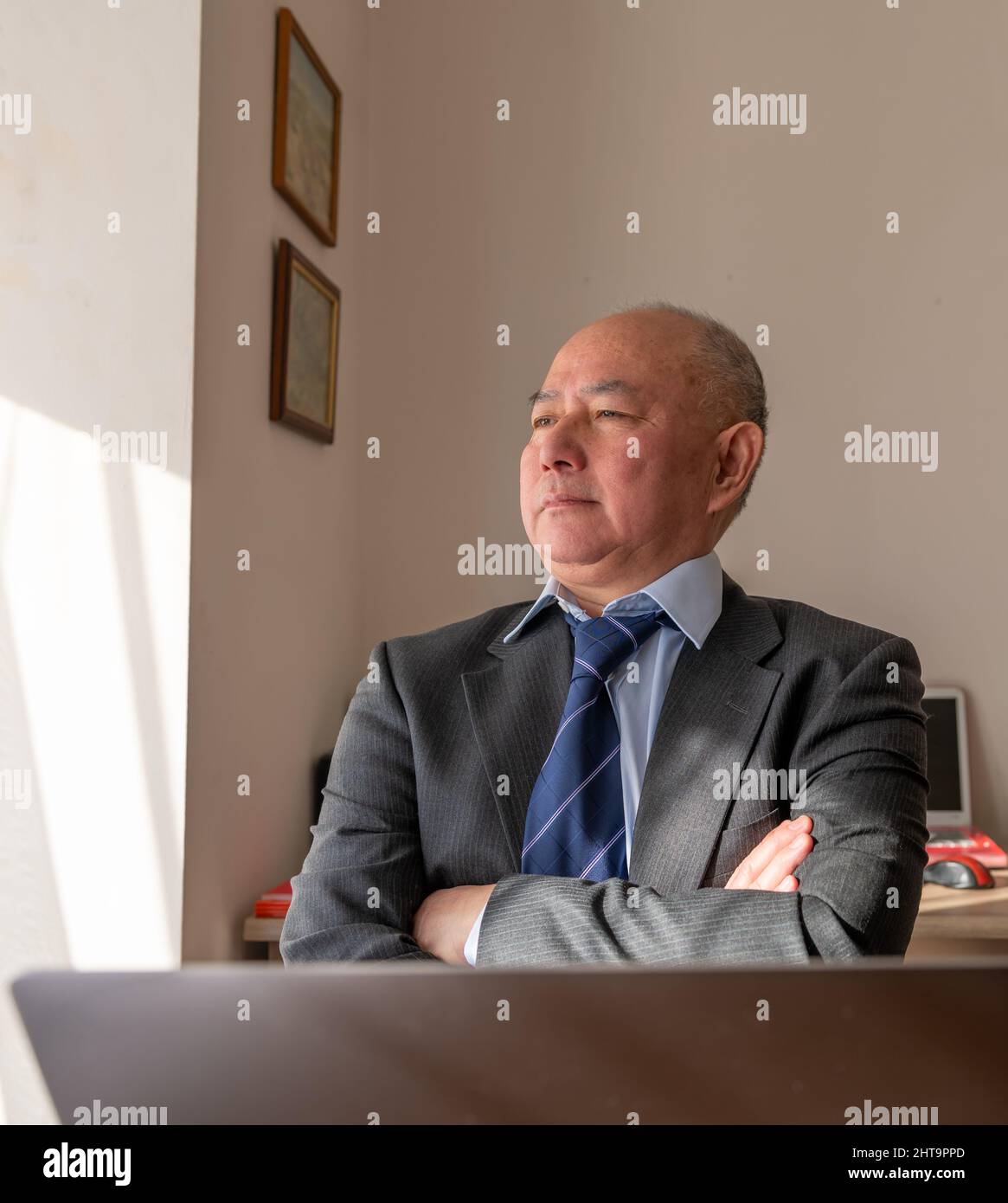 Homme au bureau Banque de photographies et d’images à haute résolution ...