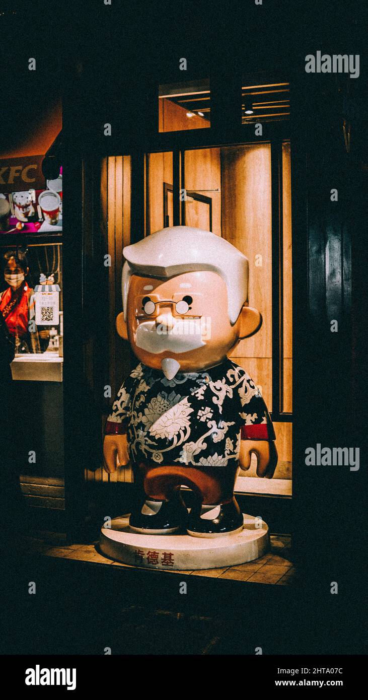 Photo verticale de la statue de dessin animé du colonel Sanders, KFC ...
