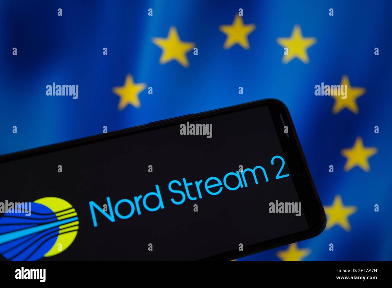 Dans cette illustration, le logo Nord Stream 2 est visible sur l'écran ...