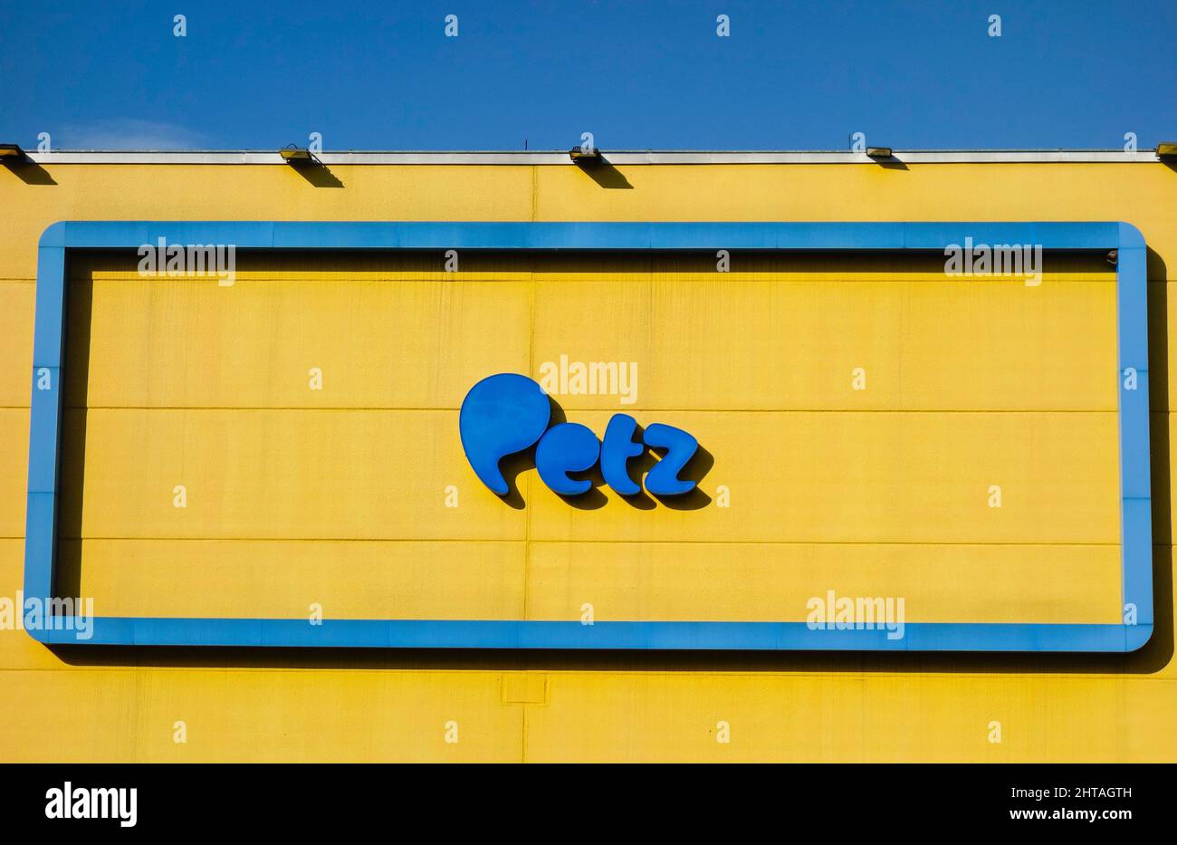 Le logo de la marque Petz de la compagnie brésilienne sur la façade du ...