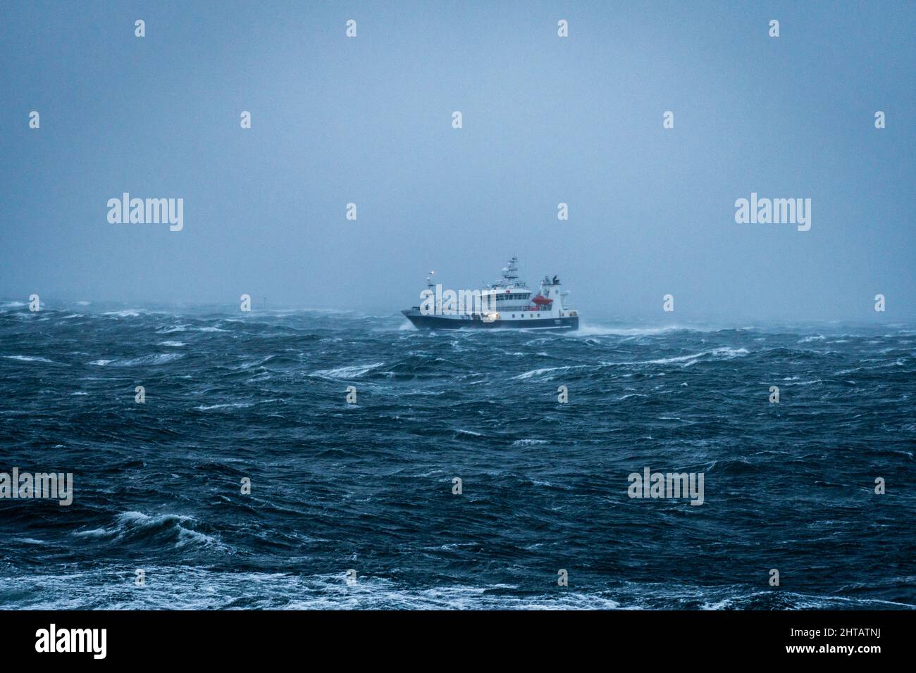 Navire en mer agitée Banque de photographies et d’images à haute ...