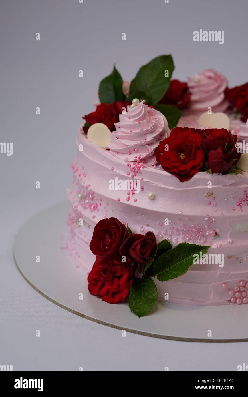 Photo de gâteau à la crème de beurre rose avec perles roses comestibles ...