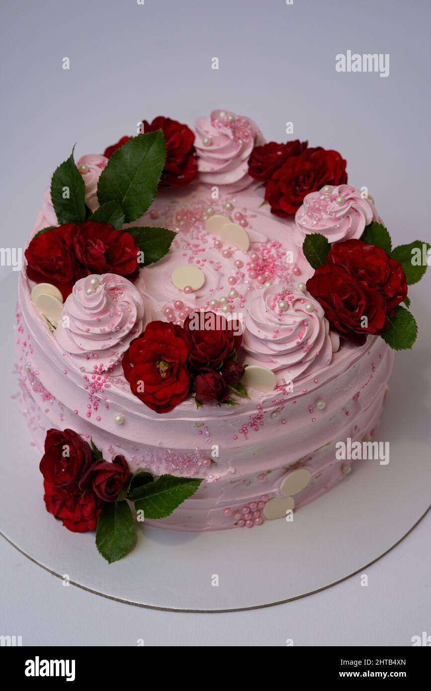 Photo de gâteau à la crème de beurre rose avec perles roses comestibles ...