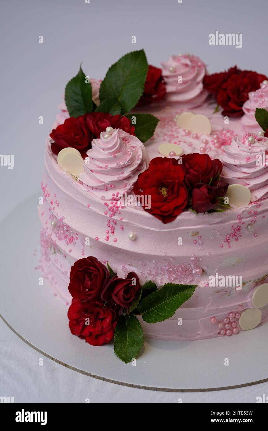 Photo de gâteau à la crème de beurre rose avec perles roses comestibles ...