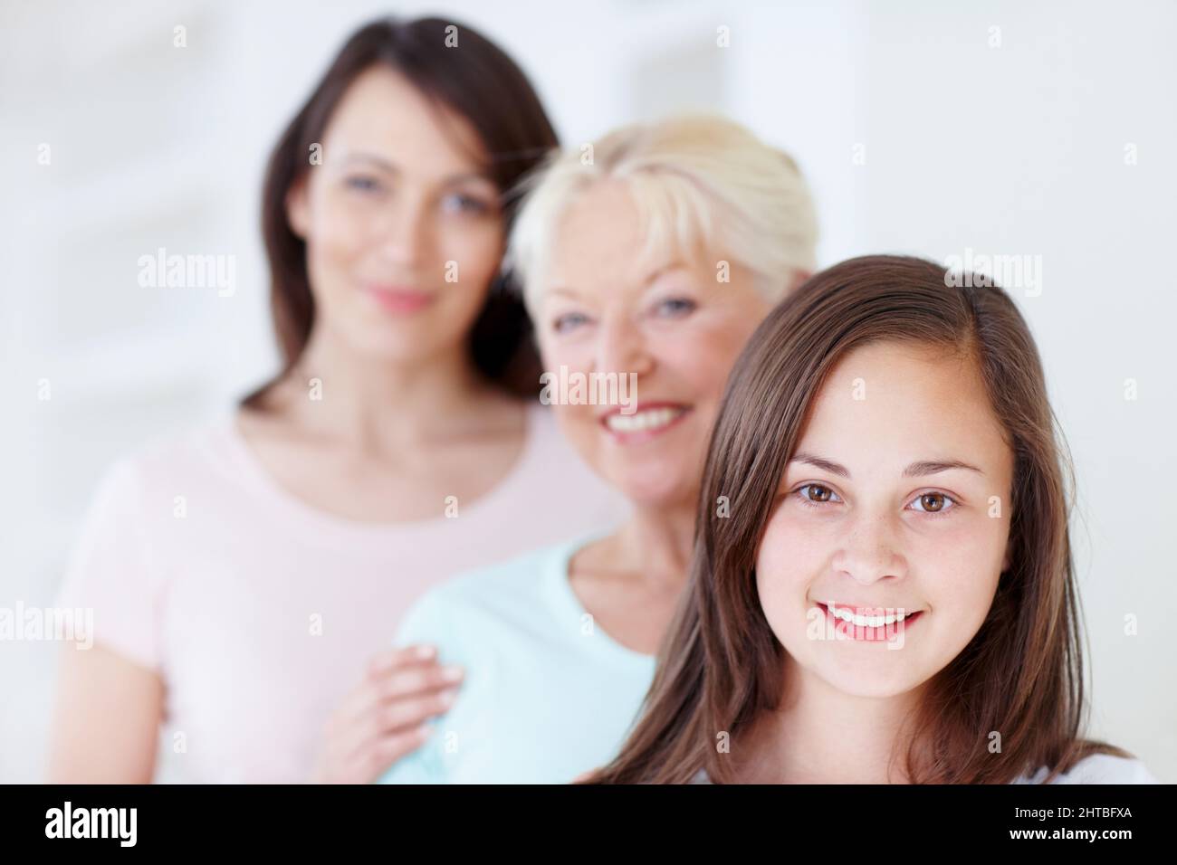 Famille à travers les générations - beau. Portrait d'une petite fille ...