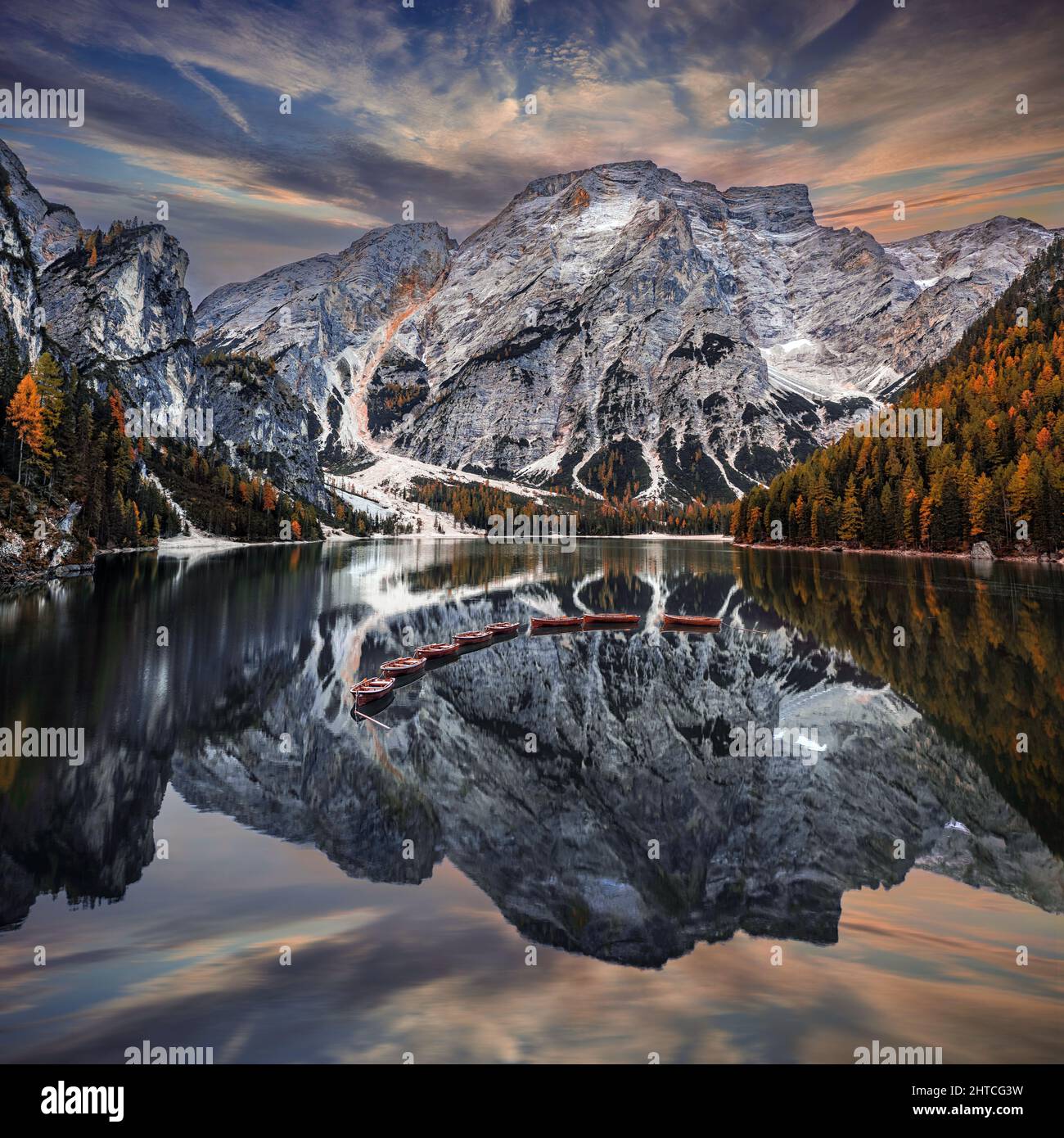 Lac Braies, Italie - incroyable lever de soleil d'automne au lac Braies ...
