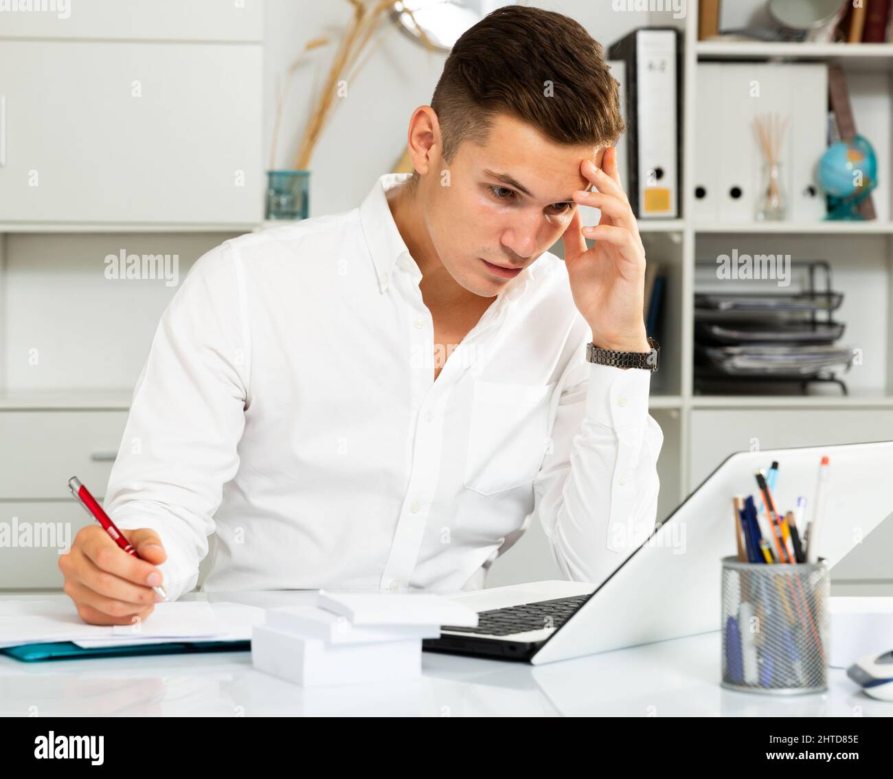 Bonhomme blanc perplexe Banque de photographies et d’images à haute ...