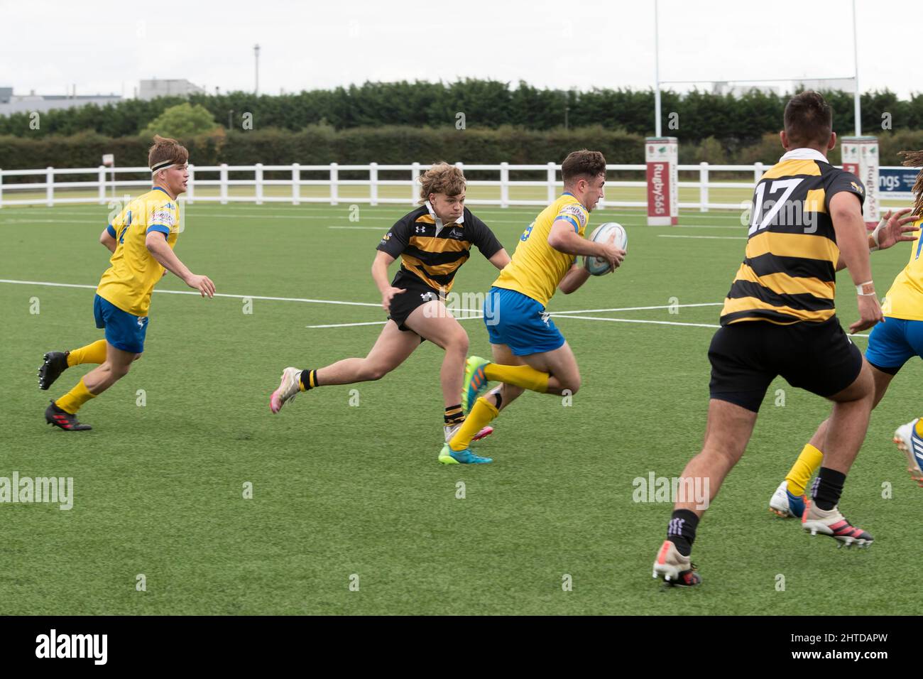 Gosforth Academy jouant en jaune et bleu contre City of Oxford Collage ...