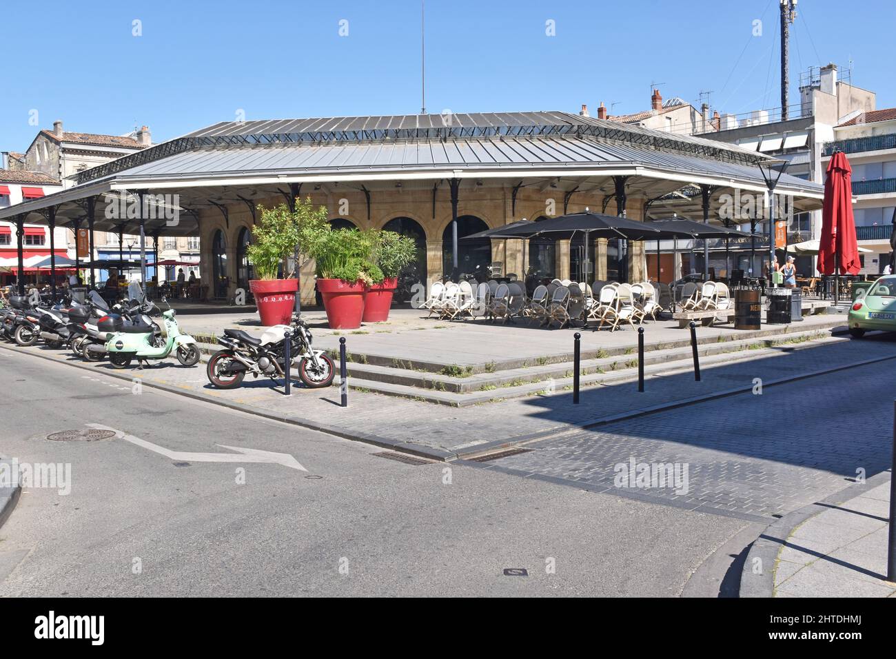 L'élégant marché couvert octogonal en fer dans le quartier Chartrons de ...