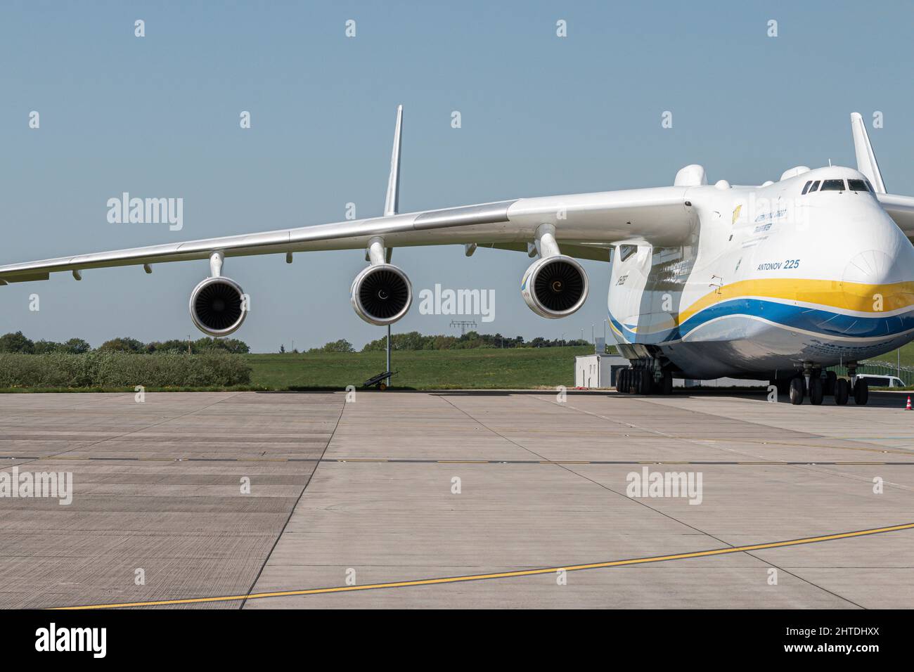 Le plus grand avion du monde détruit en Ukraine, Antonov an-225 Mriya ...