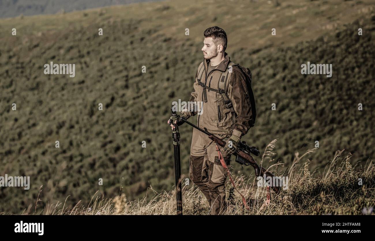 Chasseur avec arme de chasse et forme de chasse à la chasse. Hunter est ...