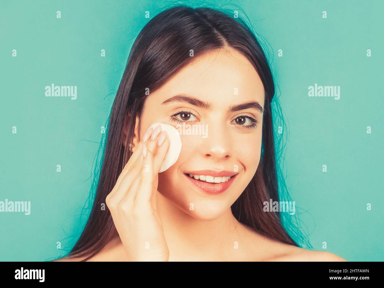 Portrait de femme utilisant une éponge. Belle femme brunette avec la ...
