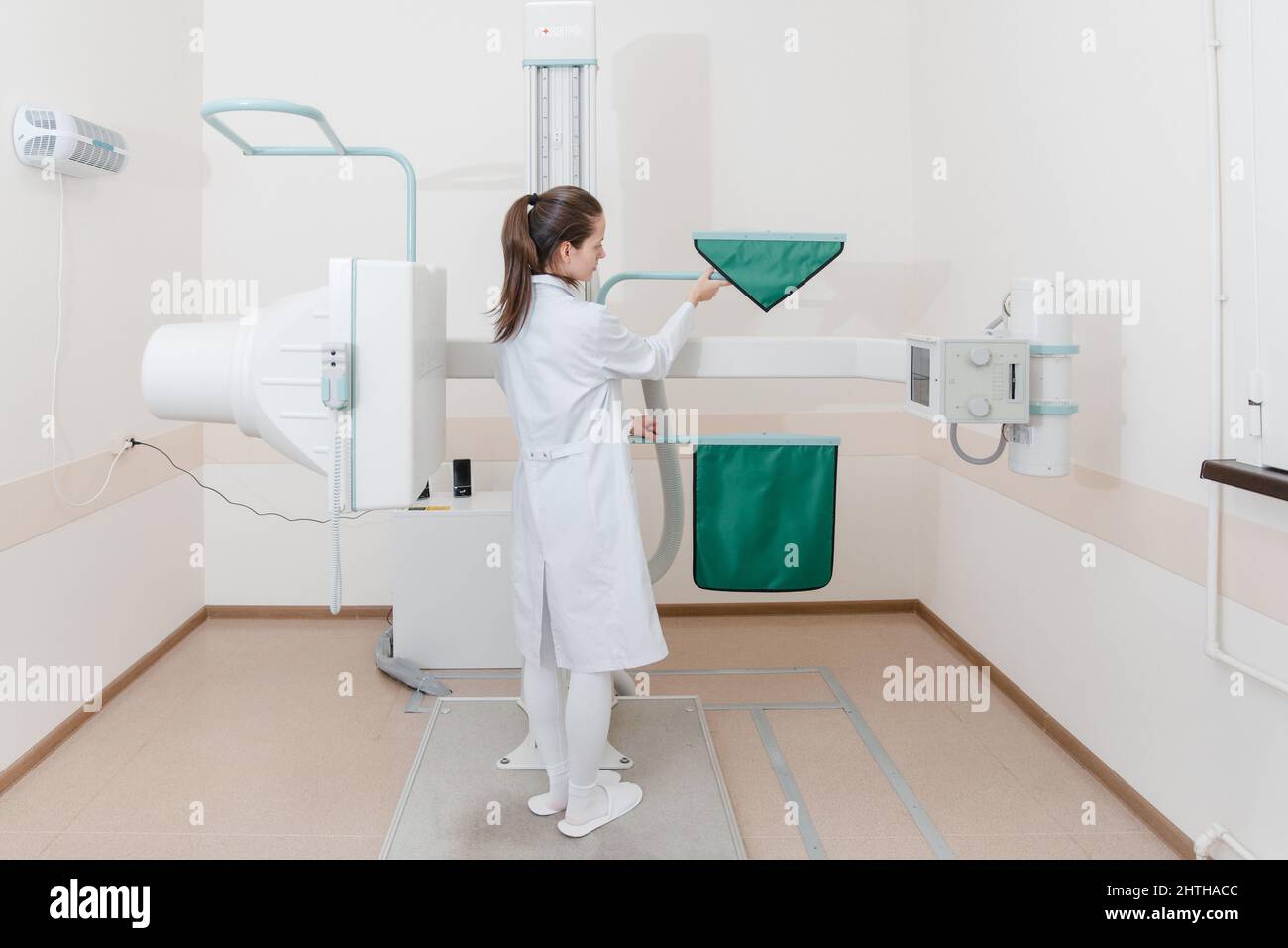 Salle de radiologie de l'hôpital. Appareil à rayons X pour la ...