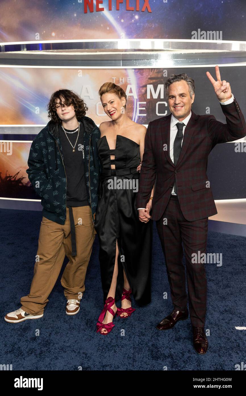 New York, NY - 28 février 2022 : Keen Ruffalo, Sunrise Coigney et Mark ...