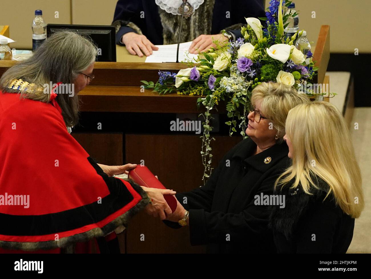 Lady Julia Amess (au centre) reçoit la liberté de la ville de Southend ...