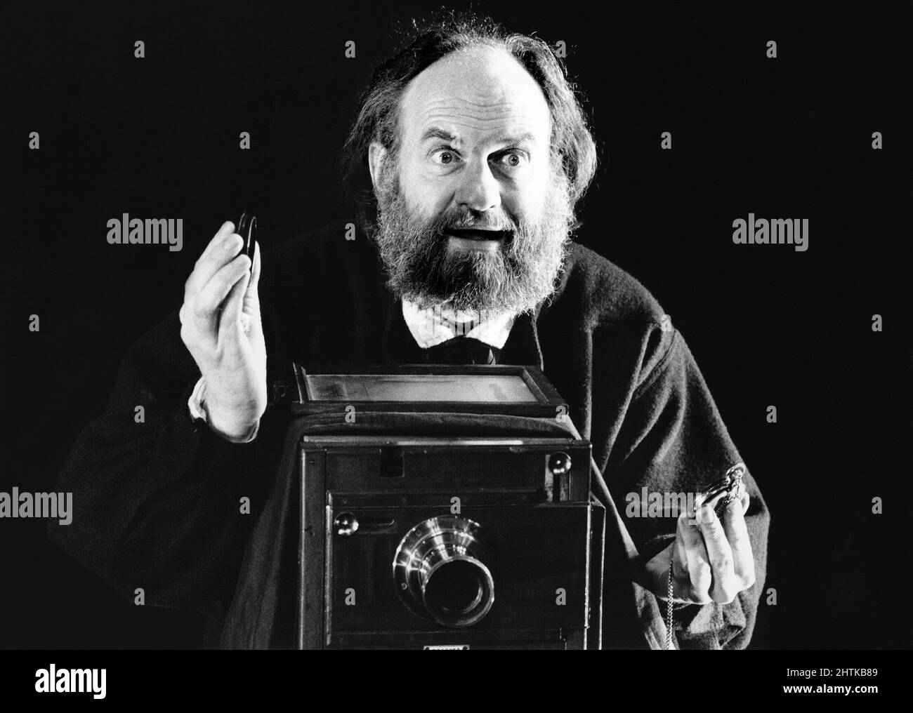 Oliver Ford Davies (Eadlaund Muybridge) en UN CLIN d'ŒIL par Nigel ...